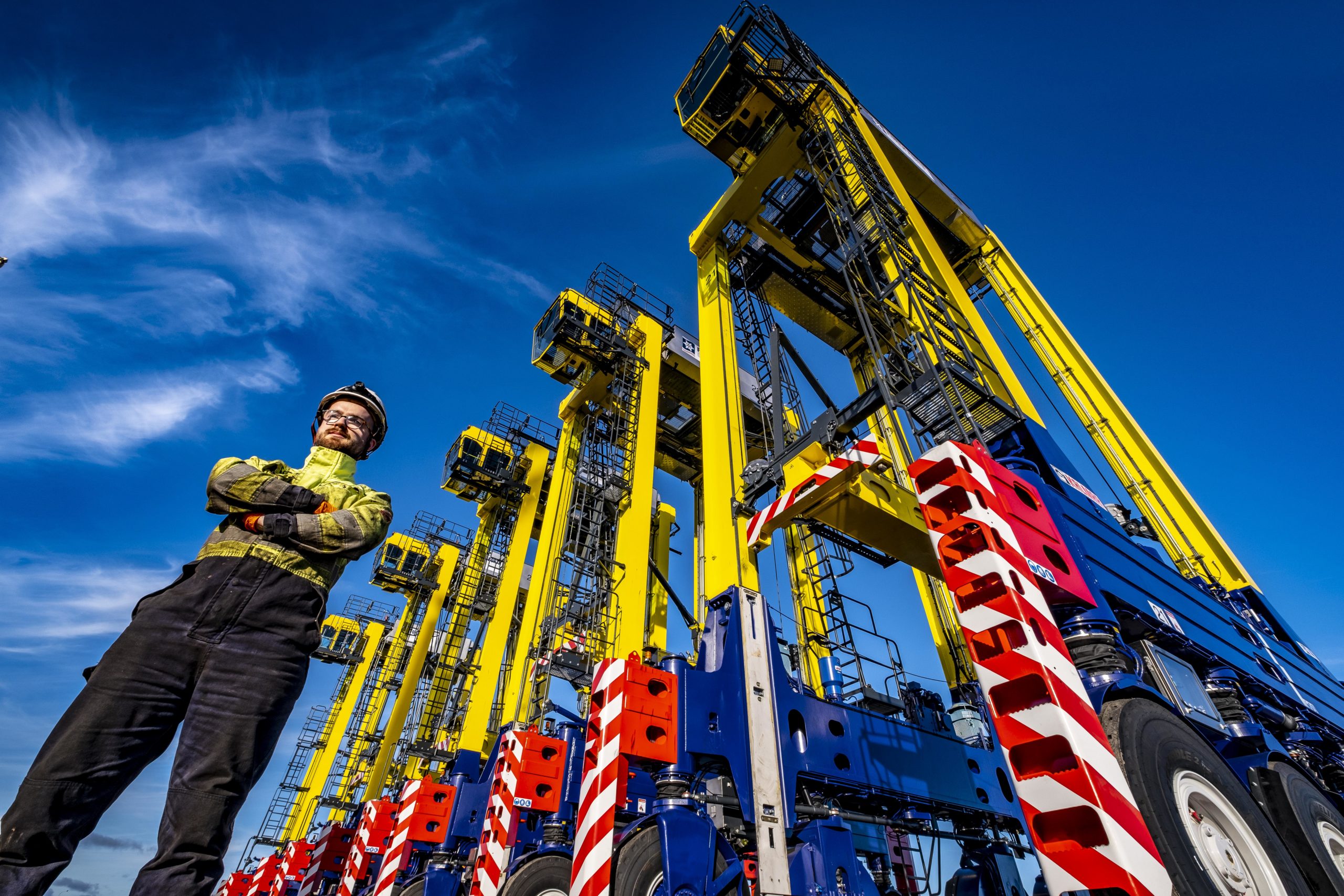 Five straddle carriers arrive in Scotland's largest container terminal ...